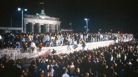 Pictures of the fall of the Berlin Wall - BBC Newsround