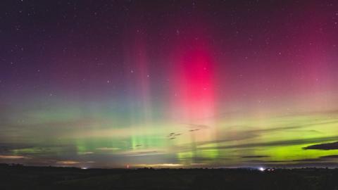 Northern Lights shine over Yorkshire and Lincolnshire landmarks - BBC News