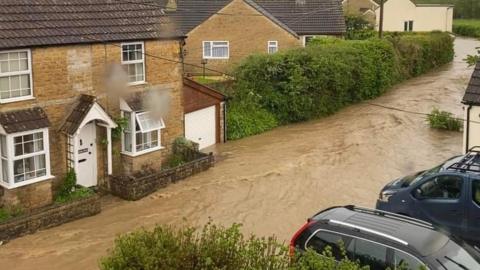 Somerset flooding: Homes evacuated as storm hits county - BBC News