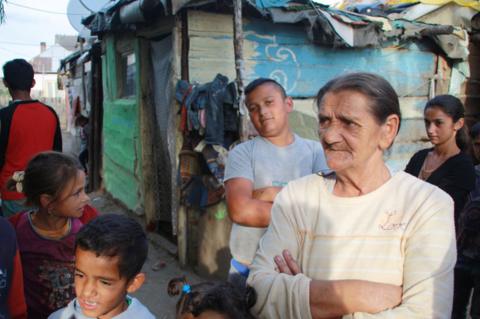 In pictures: Roma slums in Romania and Slovakia - BBC News