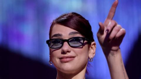 Raye: Singer-songwriter makes history winning six Brit Awards - BBC News