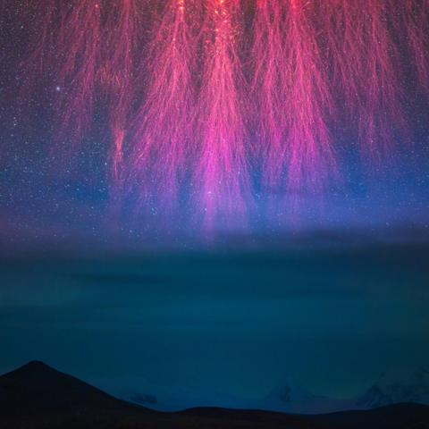 Astronomy Photographer of the Year: Huge plasma arc wins - BBC News
