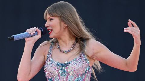 'Why we're proud to be fangirls' - BBC News