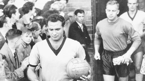 Obituary: Former Wolverhampton Wanderers title winner dies - BBC Sport