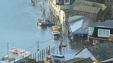Looe Quay Road flooding: Spring tides transport delays - BBC News