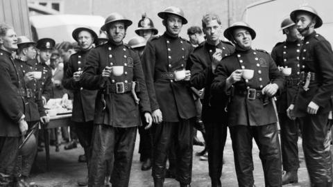 Nostalgic photos show 150 years of London Fire Brigade - BBC News