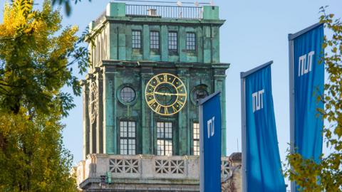 Oxford top of global university rankings - BBC News