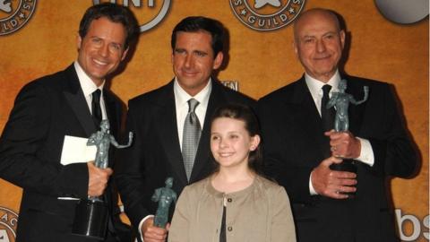 Alan Arkin: Little Miss Sunshine actor dies aged 89 - BBC News