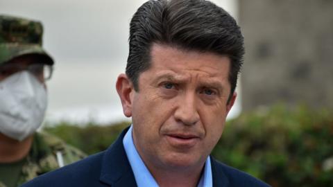 Colombia gangs: 'Surrender or we'll hunt you down' warns minister - BBC ...