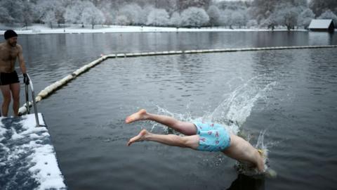 London snow: Wintry scenes captured in the capital - BBC News
