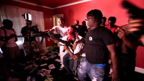 Iraq v Chiraq: How Chicago violence feels like a war - BBC News