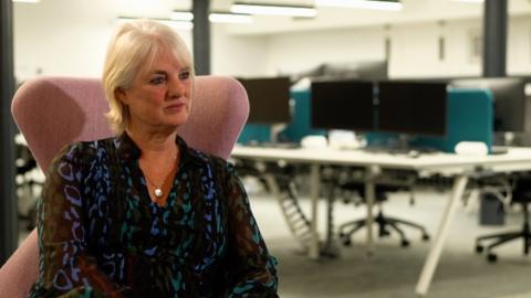 Midwife quit over 'unsafe care' and staffing - BBC News