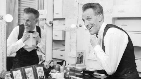 Sir Bruce Forsyth: TV legend dies aged 89 - BBC News