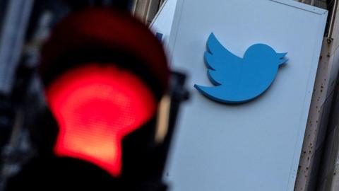 Twitter back after two-hour outage affected tweets - BBC News