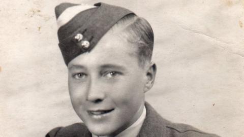 'Real hero' WW2 veteran and RAF pilot dies aged 101 - BBC News