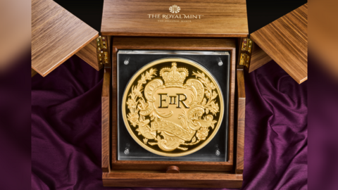 Queen's Platinum Jubilee: Royal Mint unveils largest coin - BBC News