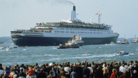 QE2: The 50-year journey of a British style icon - BBC News