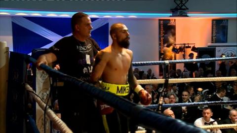 Boxer Towell dies after Glasgow bout - BBC News