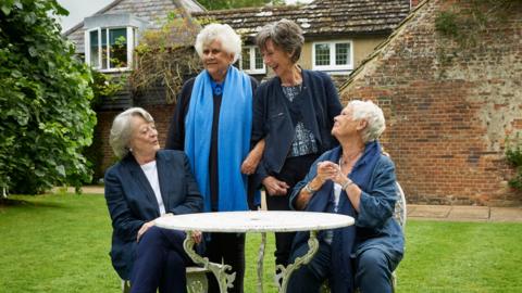Dame Joan Plowright: Acting star whose first love was theatre - BBC News