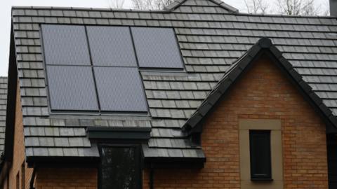 Most new build homes must be fitted with solar panels - Miliband - BBC News
