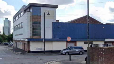 Wolverhampton's historic Lafayette nightclub gets blue plaque - BBC News