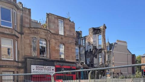 Homes evacuated after Glasgow tenement collapse - BBC News