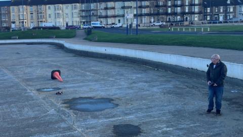 Redcar boating lake test refill due to start - BBC News