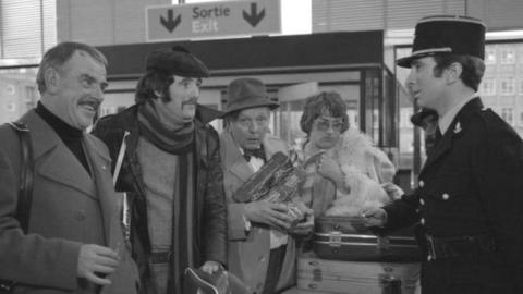 Grand Slam: Wales rugby film actor Dewi 'Pws' Morris dies at 76 - BBC News