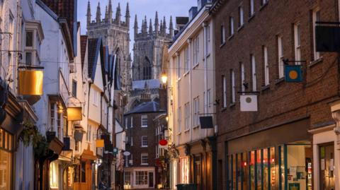 Tourism's impact on York economy grows - report finds - BBC News