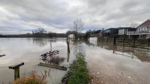Oxfordshire and Berkshire: Major city road reopens after flooding - BBC ...