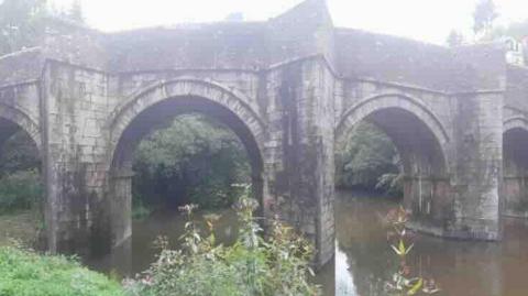 Devon bridges get steel protection against flood damage - BBC News