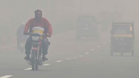 Lahore smog: Pollution hits record levels in Pakistan city - BBC News