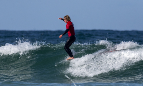 Cornwall: Young surfers top junior and open championships - BBC News