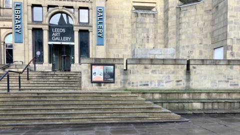Temporary new home for Leeds city centre Henry Moore sculpture - BBC News