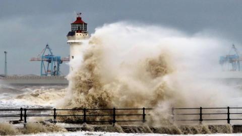 Amber warning as Storm Darragh hits Scotland - BBC News