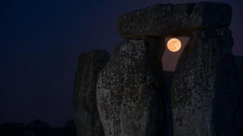 Stonehenge project investigates possible Moon alignment - BBC News
