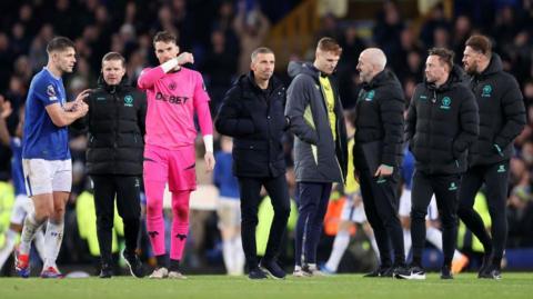 Everton 4-0 Wolves: Fans turn on Gary O'Neil with 'sacked in the ...