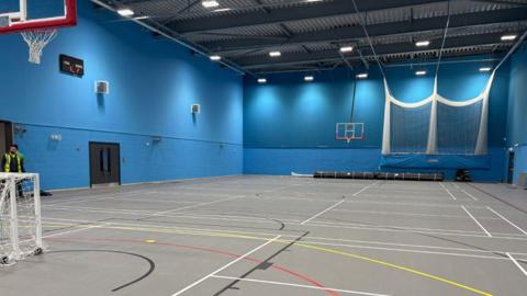 Widnes: Halton Council opens new £30m leisure centre - BBC News