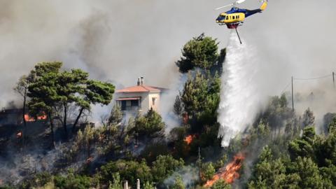 Residents evacuated as wildfires near Athens spreads - BBC News