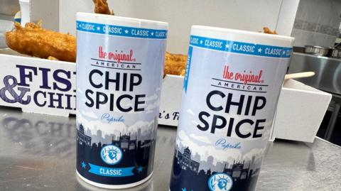Hull woos Londoners with 5,000 pots of chip spice - BBC News