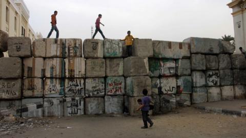 In pictures: Cairo roadblocks in Egypt protests - BBC News