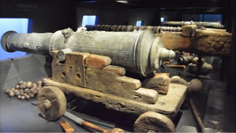 In pictures: Life and death on the Mary Rose - BBC News