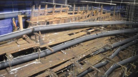 In pictures: Life and death on the Mary Rose - BBC News