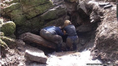 Cheddar Gorge cavers praised for flood relief help - BBC News