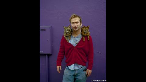 Crossing Paths: A portrait journey around the UK - BBC News