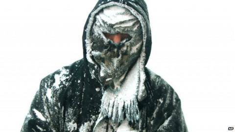 Polar vortex: How to survive extreme cold - BBC News