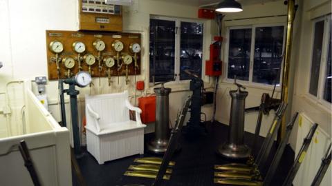 Tower Bridge: Landmark marks 120 years by recalling past - BBC News