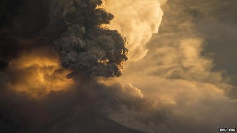 Ecuador's Tungurahua volcano spews ash and lava - BBC News