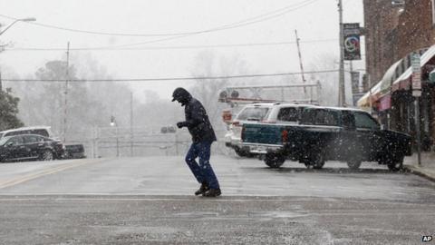 US 'catastrophic' ice storm rolls north - BBC News