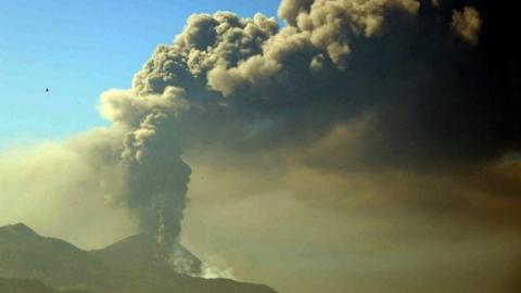 Peru evacuates Ubinas volcano area after ash cloud - BBC News